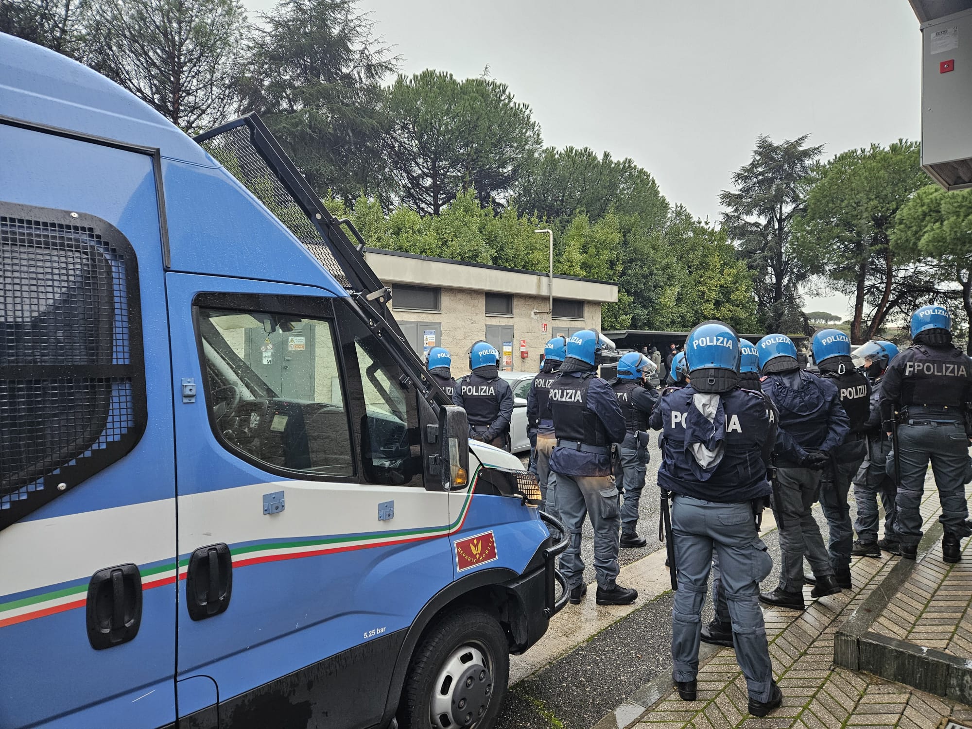 Mazze e coltelli, bloccati 80 ultras laziali al ritorno dalla trasferta ...