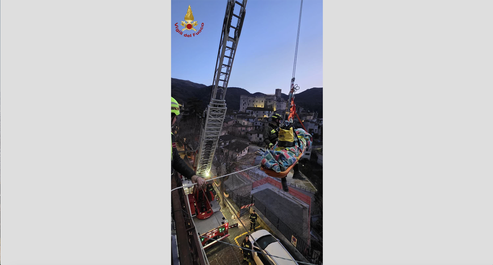 CINETO ROMANO - Paziente obeso in codice rosso calato in strada dai ...